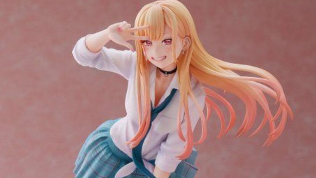 Découvrez la figurine officielle de Marin Kitagawa en uniforme scolaire ...